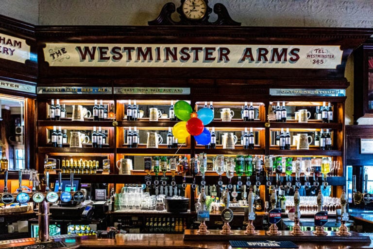 9 Types of Bars and Pubs: Examples and Startup Tips