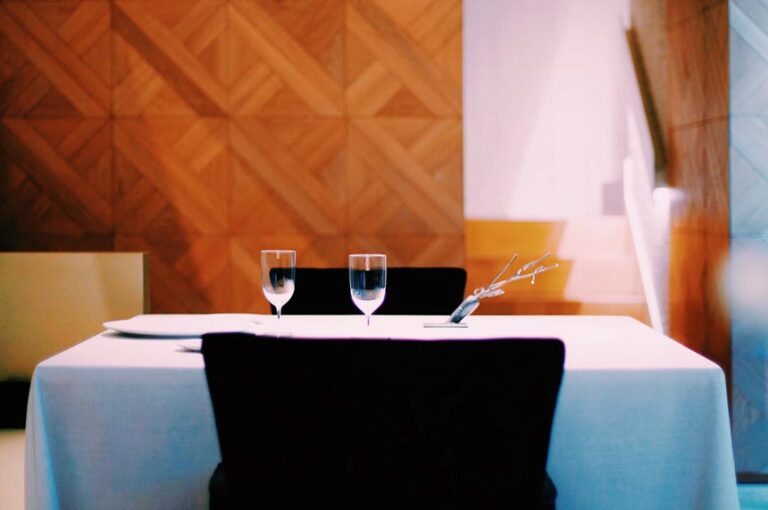 10 Low Budget Small Restaurant Design Examples